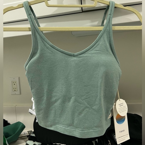 Vuori | Tops | Bnwt Vuori Halo Performance Crop | Poshmark